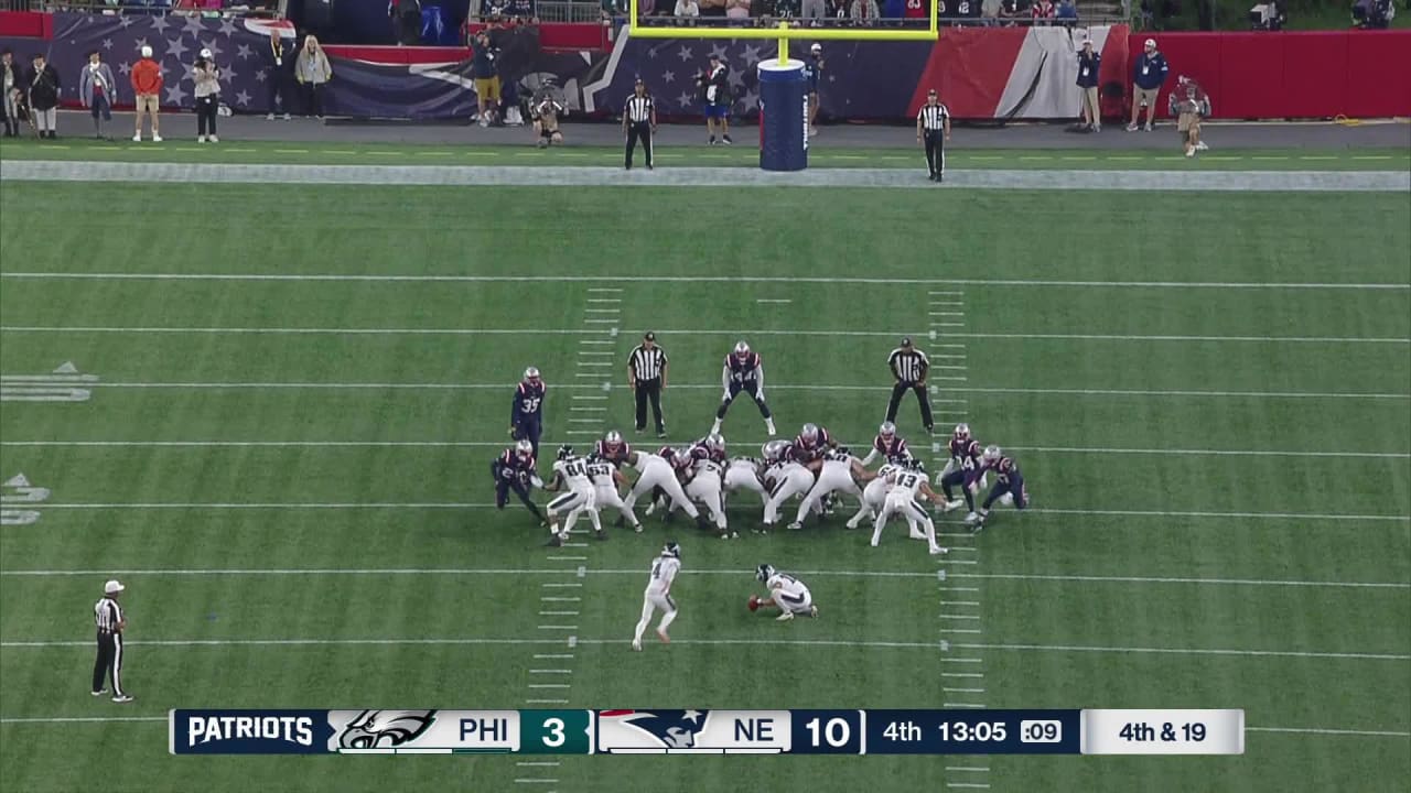 Philadelphia Eagles kicker Jake Elliott's 38-yard field goal splits the ...