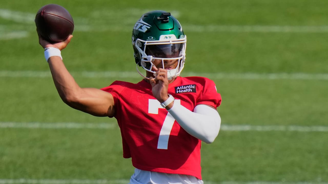 Jets' Justin Fields 'relieved' after dislocated toe injury scare, will wear 'plastic toe' on ...