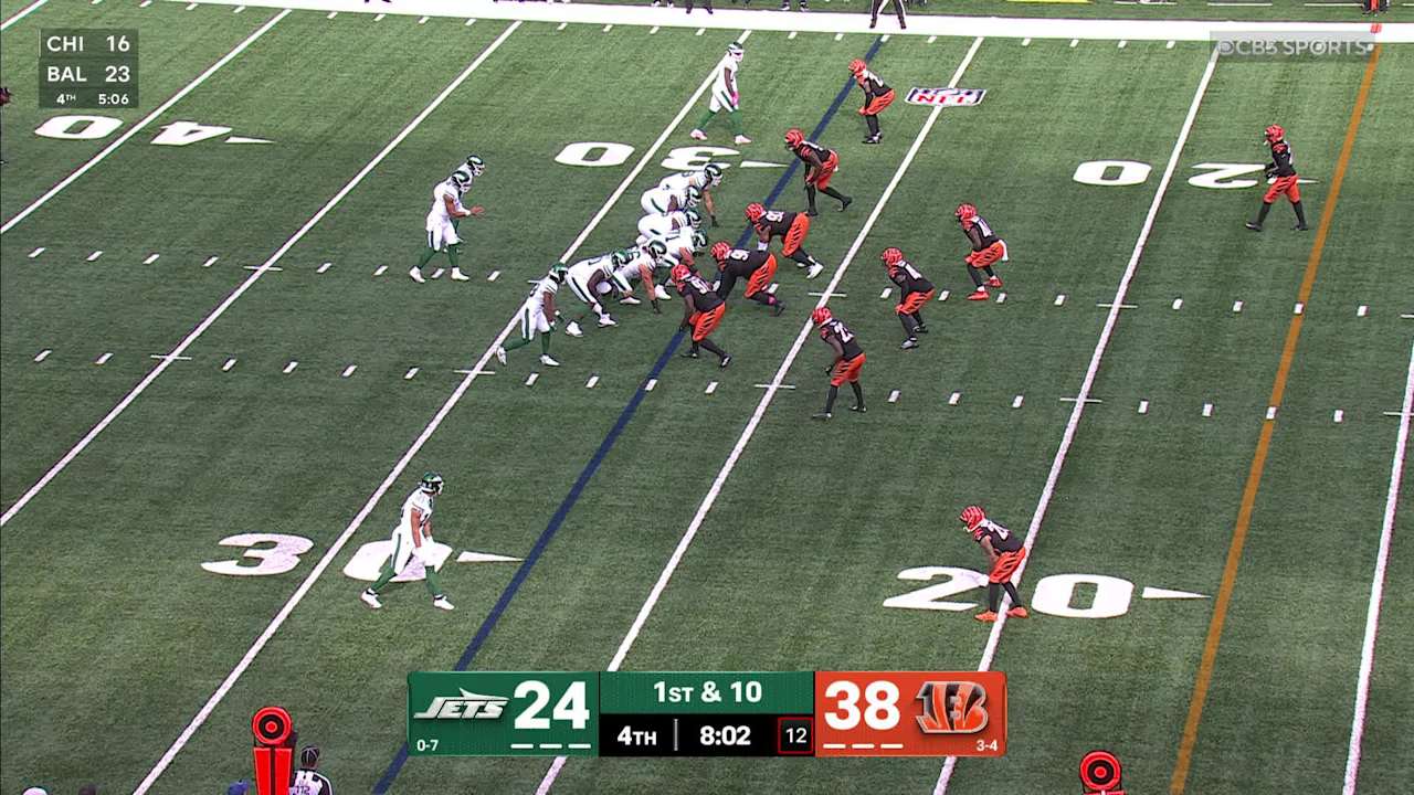 New York Jets running back Breece Hall's balance on sideline is on ...
