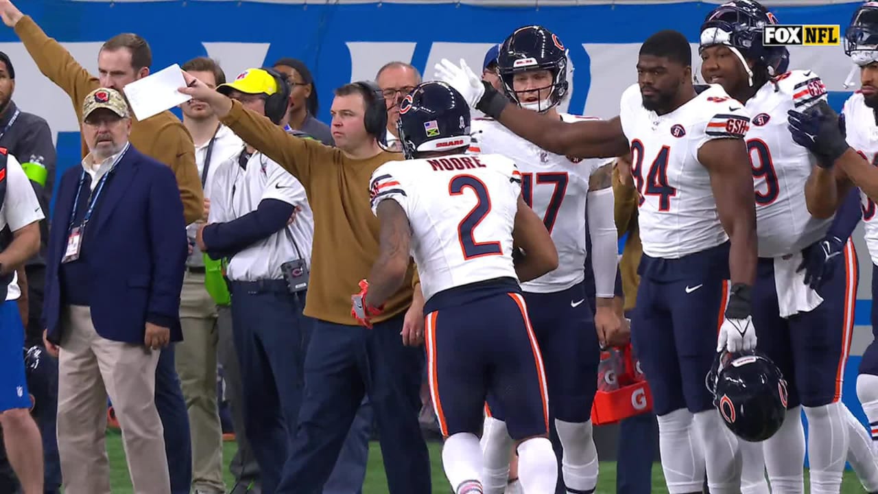 Chicago Bears quarterback Justin Fields, wide receiver DJ Moore connect to move chains on fourth ...