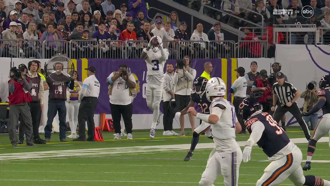 Minnesota Vikings quarterback Sam Darnold's patience pays off with 16-yard toss to wide receiver ...