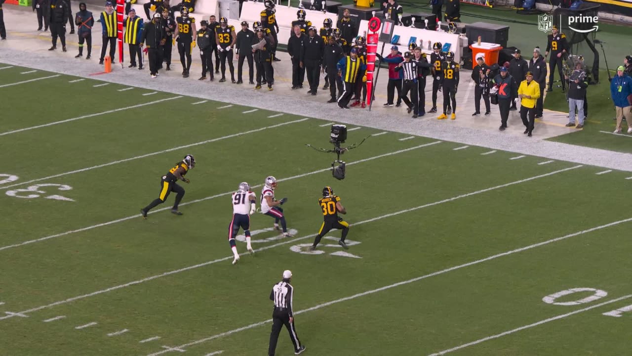 New England Patriots defensive lineman Deatrich Wise Jr. sniffs out a ...