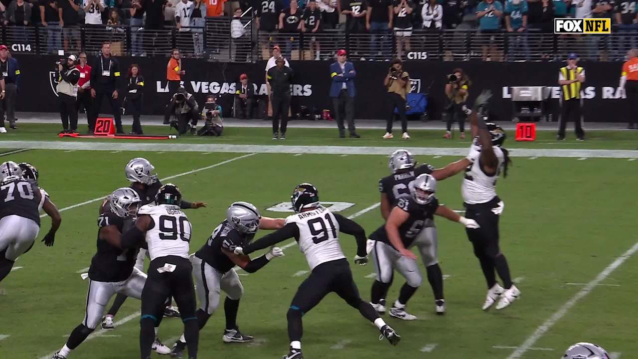 Las Vegas Raiders quarterback Geno Smith's two-point conversion attempt ...