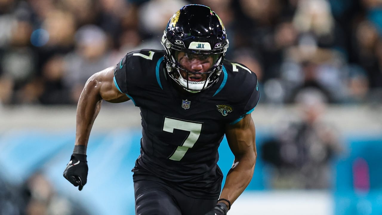 Cardinals signing veteran wide receiver Zay Jones to 1-year deal worth ...