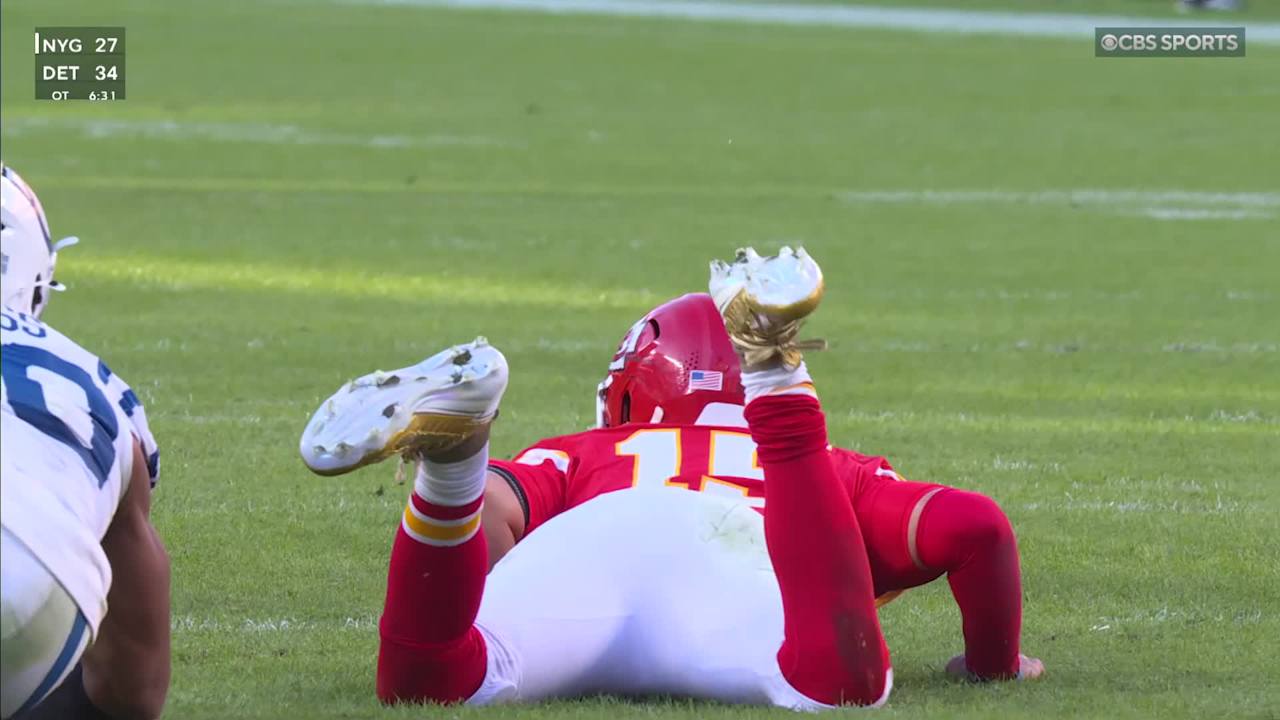 Patrick Mahomes with a pass completion to Xavier Worthy for a 30-yard ...