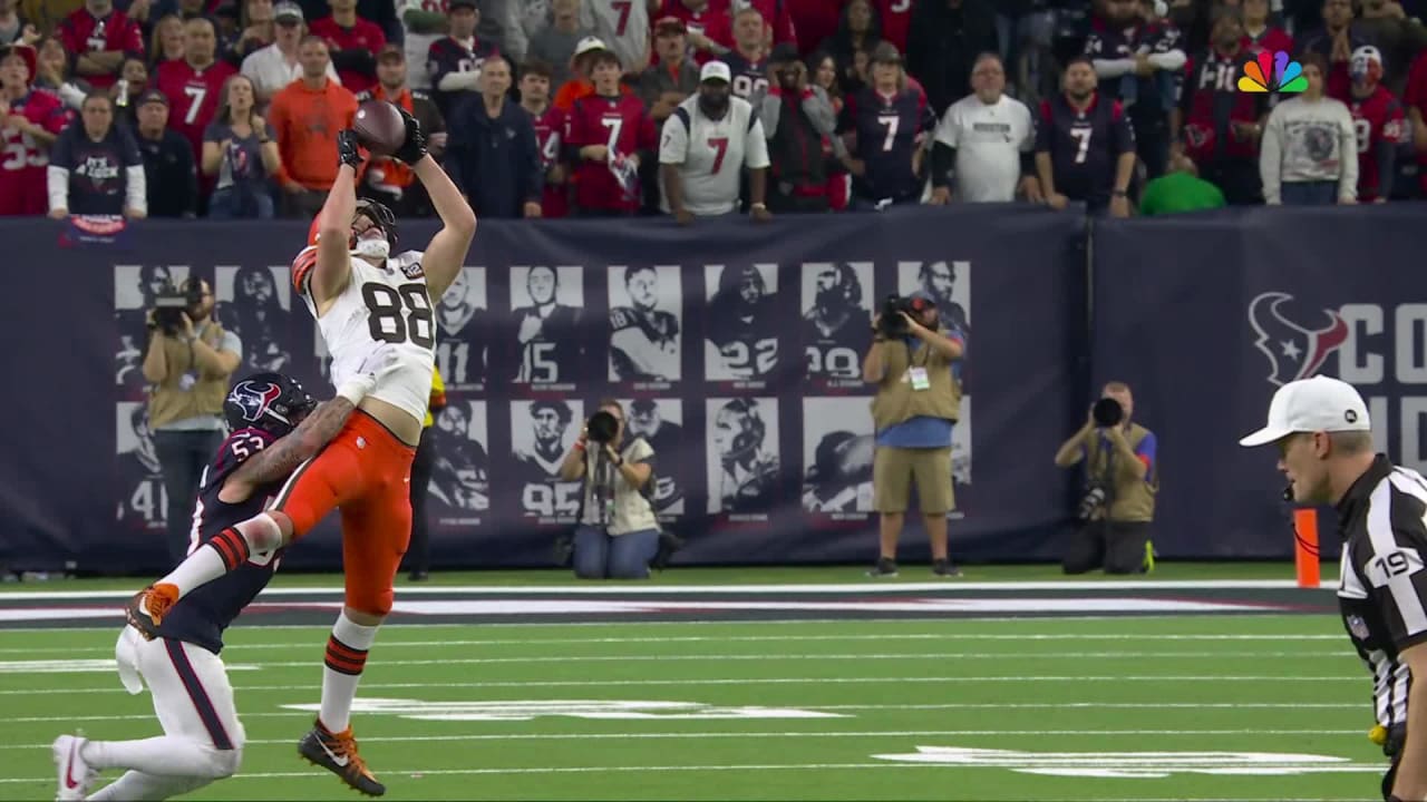 Cleveland Browns quarterback Joe Flacco, tight end Harrison Bryant somehow extend Browns' drive ...