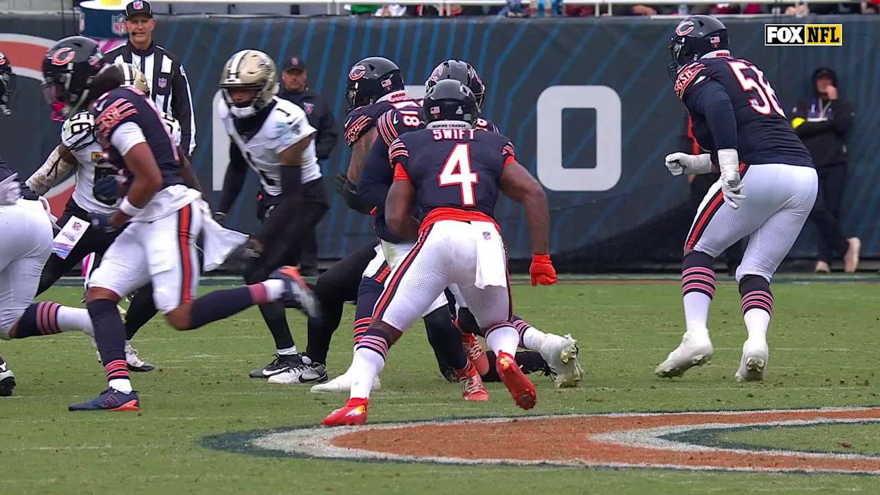 Chicago Bears running back D'Andre Swift bounces outside for 17-yard run