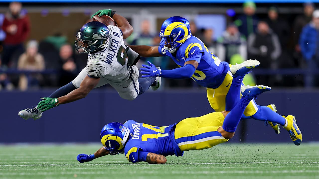 Top 10 Photos from Week 16 of the 2025 Season