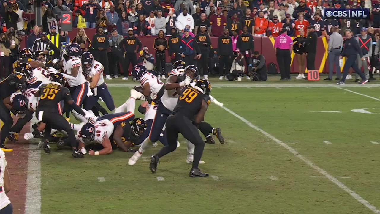Chicago Bears running back Roschon Johnson's TD run with 0:25 left ...