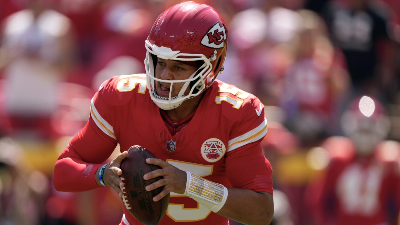 Patrick Mahomes completes behind-the-back pass to Travis Kelce in ...