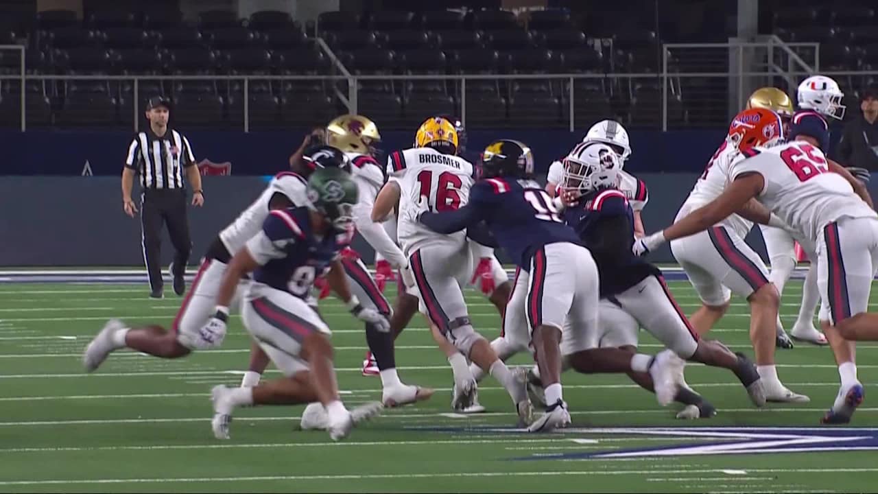 Missouri Tigers defensive end Johnny Walker bends around the edge for ...