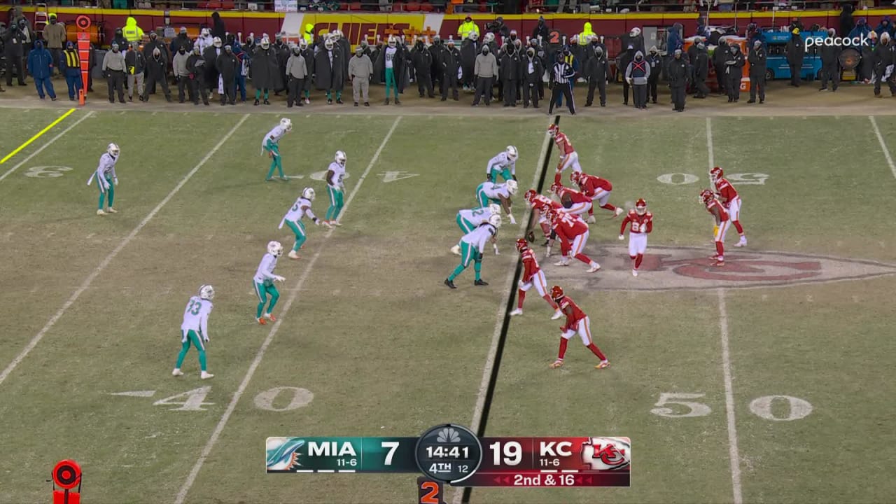 Kansas City Chiefs quarterback Patrick Mahomes uncorks 29-yard pass to ...