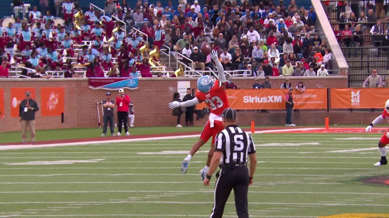 North Carolina Tar Heels middle linebacker Cedric Gray elevates for ...