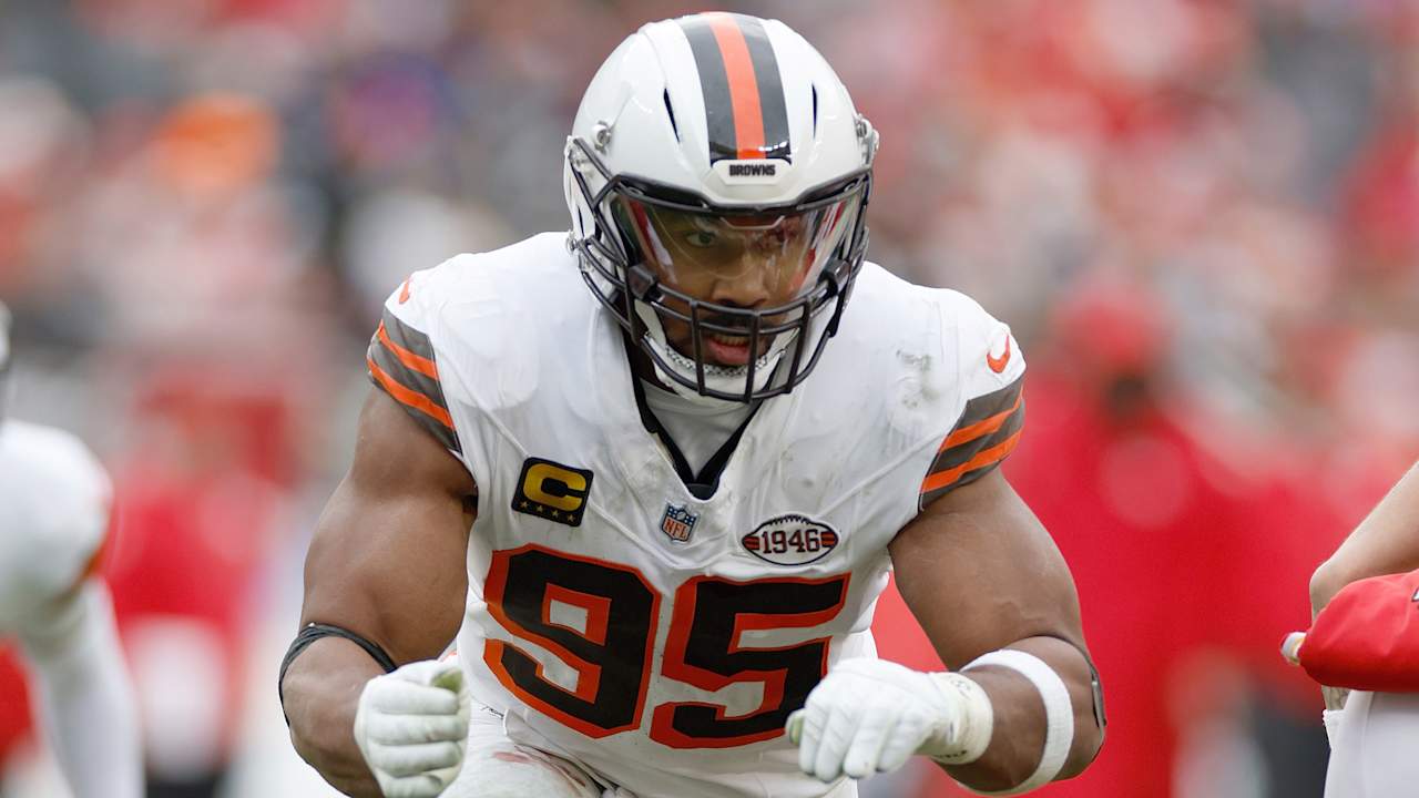 Browns' Myles Garrett takes down Joe Burrow to pass 100 sacks; ties ...