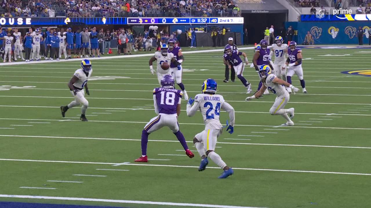 Minnesota Vikings quarterback Sam Darnold's 17-yard strike to Vikings ...