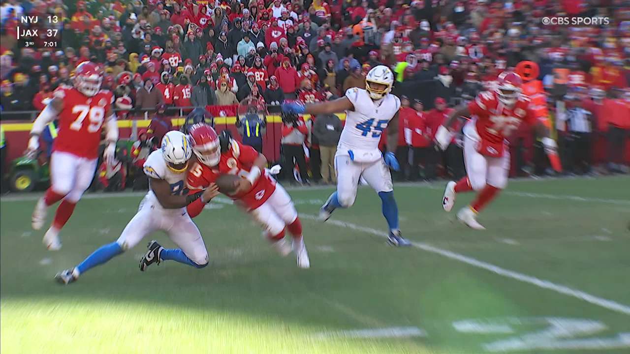 Los Angeles Chargers linebacker Odafe Oweh engulfs Chiefs quarterback ...