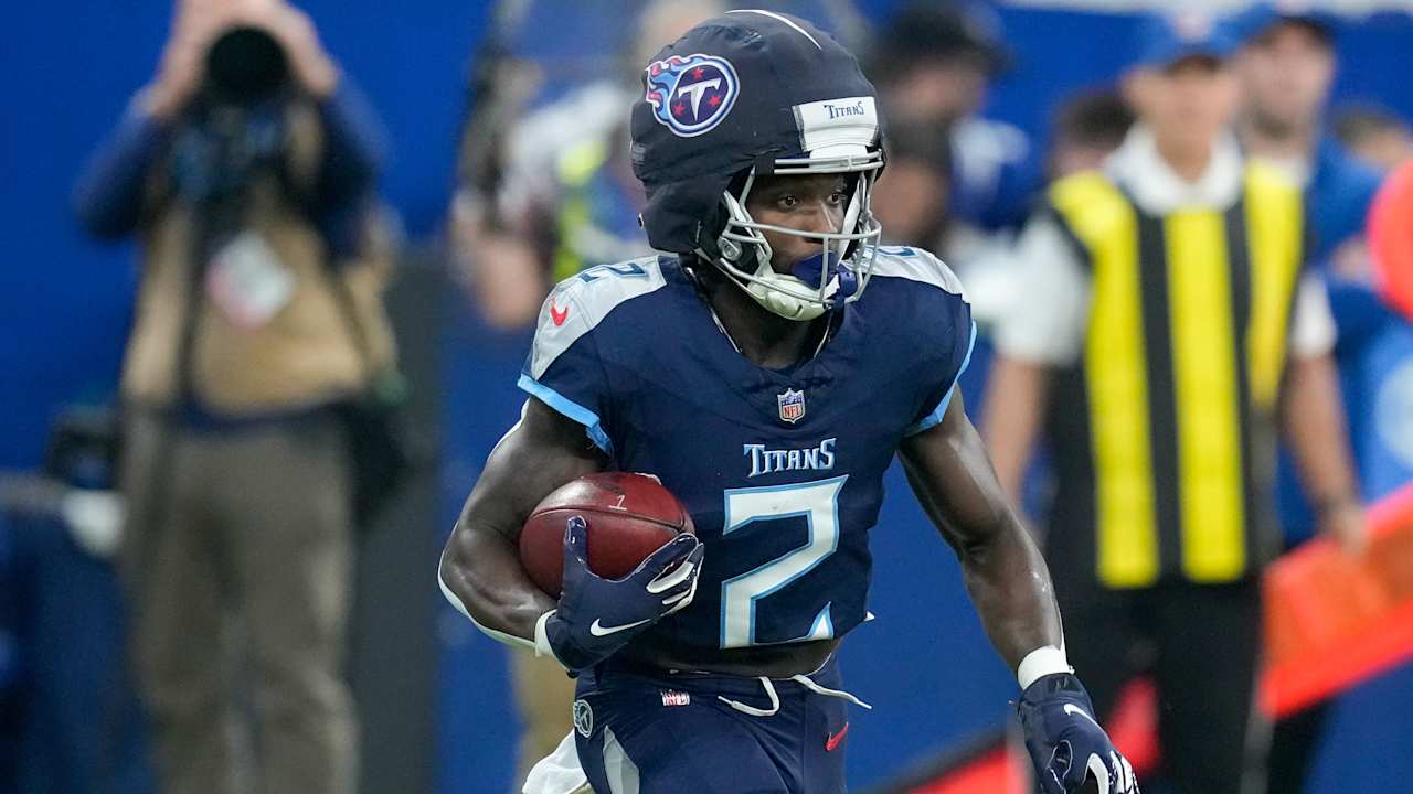 NFL fantasy football waiver wire, Week 17: RB Tyjae Spears, WR Marquise Brown among top targets