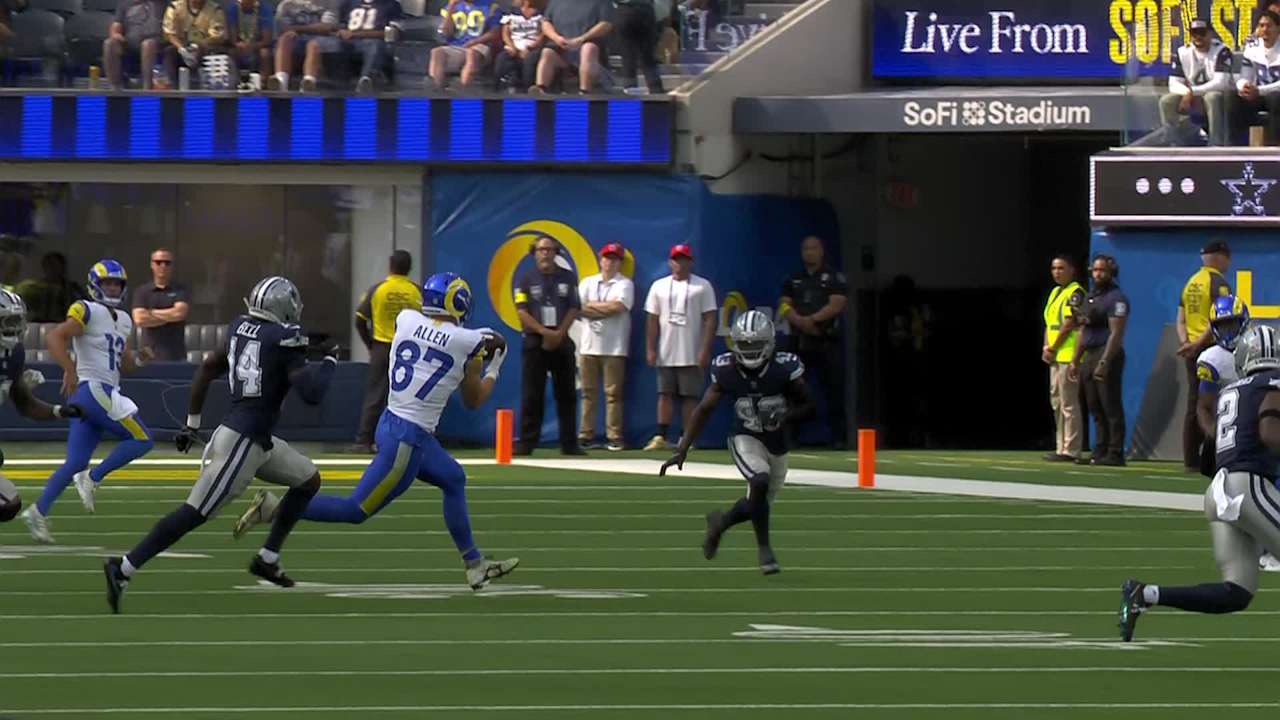 Los Angeles Rams quarterback Stetson Bennett fires a 13-yard strike to ...