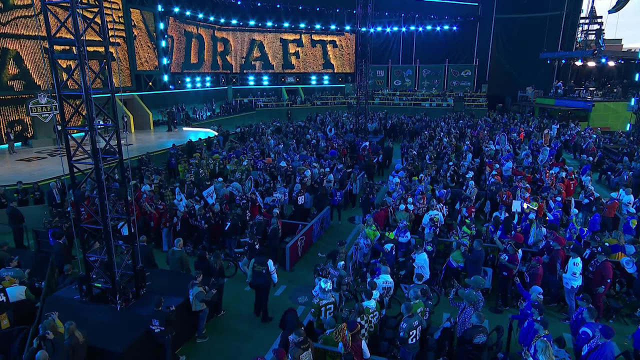 NFL Commissioner Roger Goodell honors Green Bay tradition, arrives to ...
