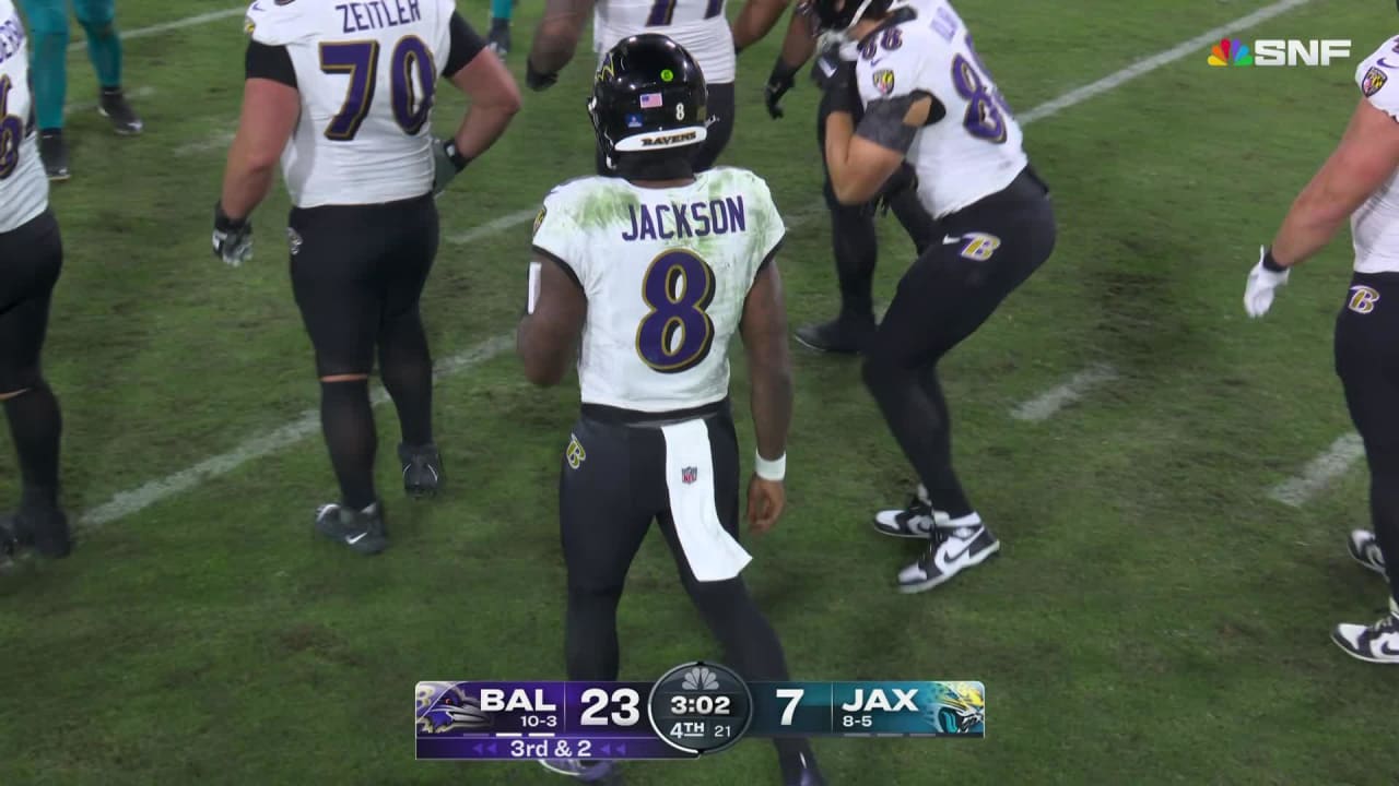 Baltimore Ravens quarterback Lamar Jackson effortlessly weaves through ...