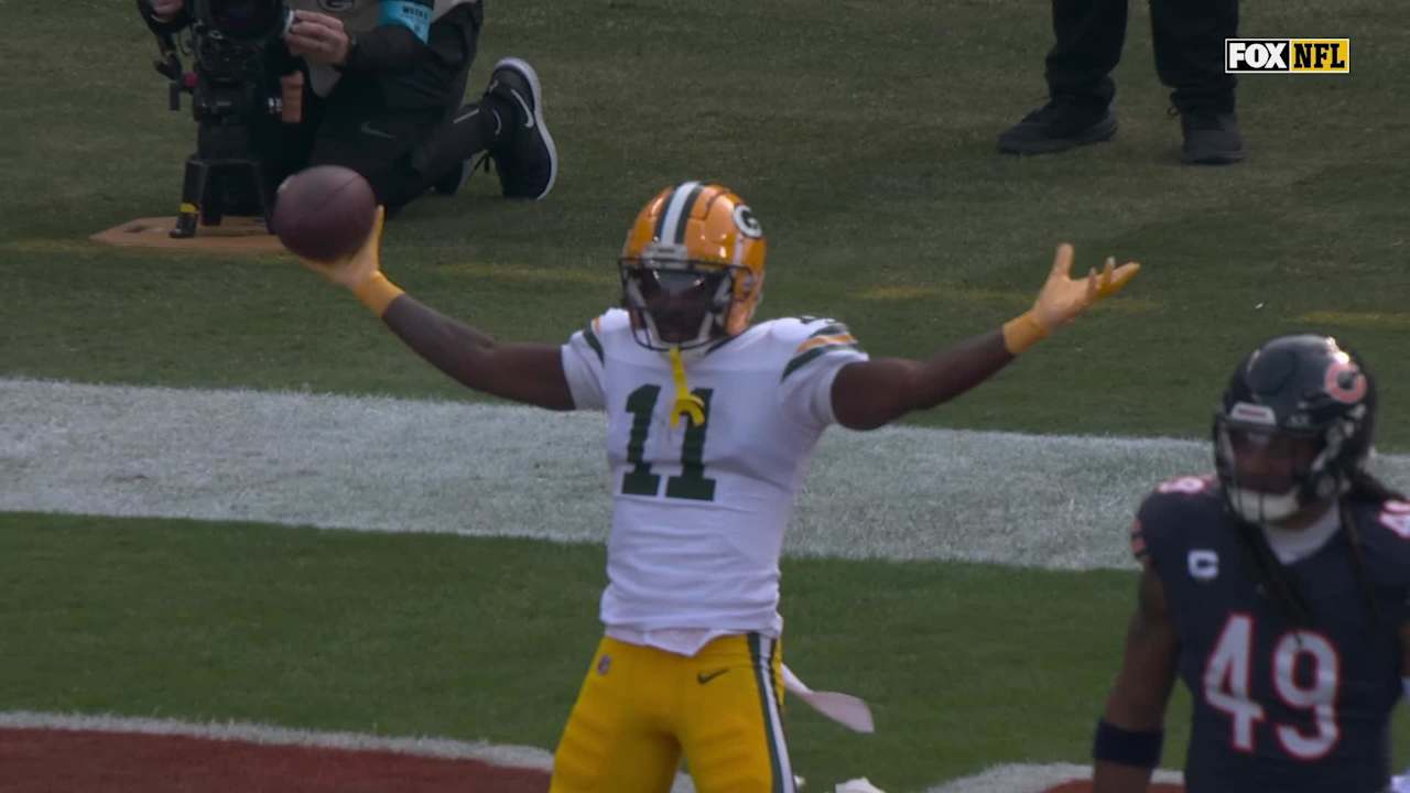 Green Bay Packers quarterback Jordan Love's 15-yard TD pass to wide ...