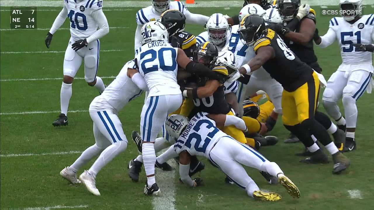 Pittsburgh Steelers running back Jaylen Warren battles in for a 1-yard ...