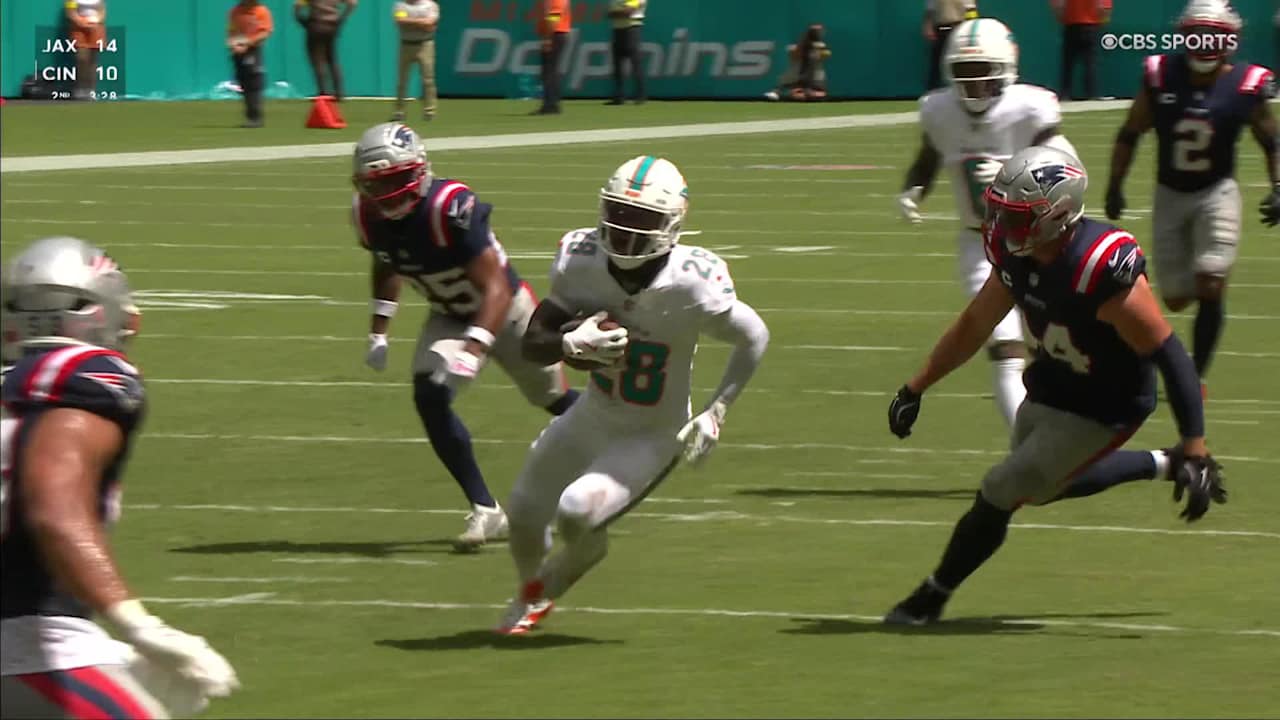 Miami Dolphins running back De'Von Achane weaves through traffic for 29-yard TD