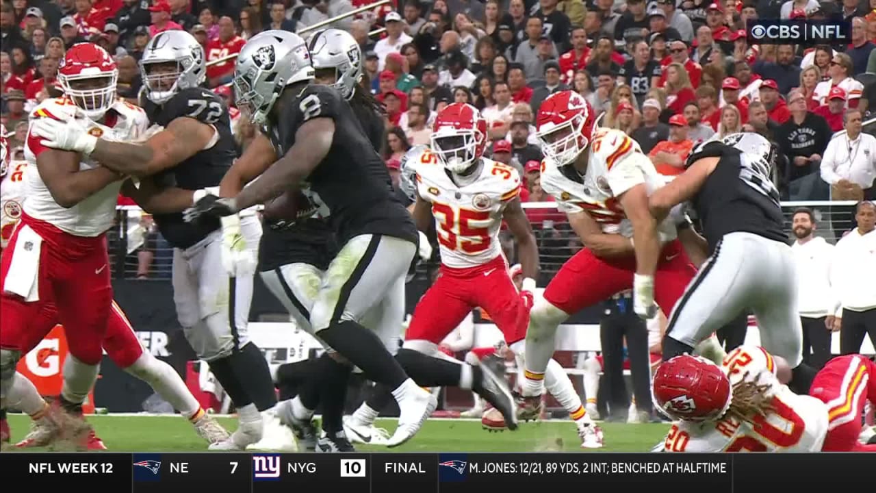 Las Vegas Raiders running back Josh Jacobs loses his shoe, still breaks ...