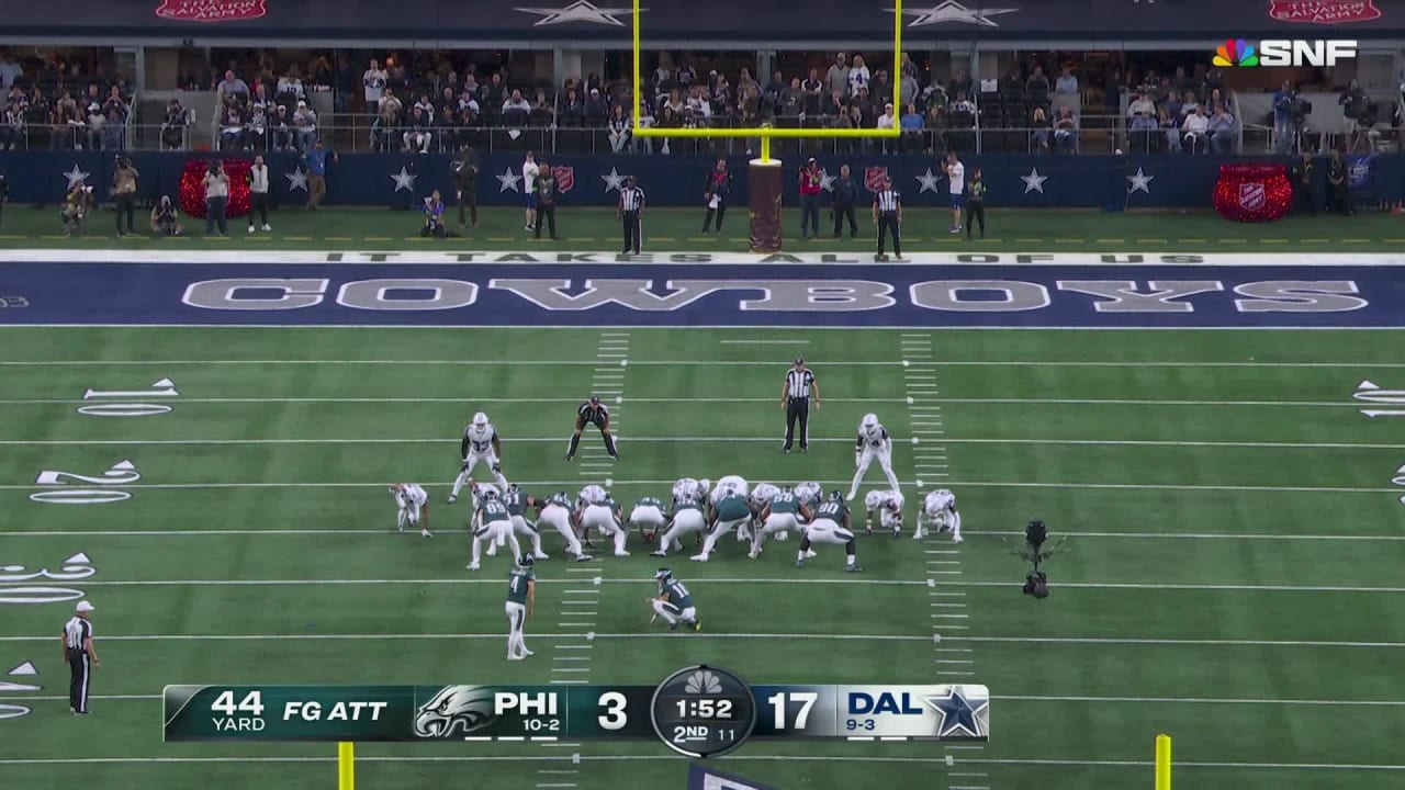 Philadelphia Eagles kicker Jake Elliott's 44-yard field goal barely sneaks inside the right ...