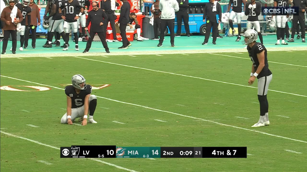 Las Vegas Raiders kicker Daniel Carlson's 47-yard field goal makes it a ...