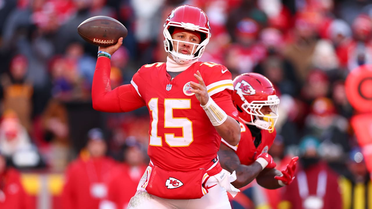 Chiefs QB Patrick Mahomes to undergo MRI after injuring left knee in ...