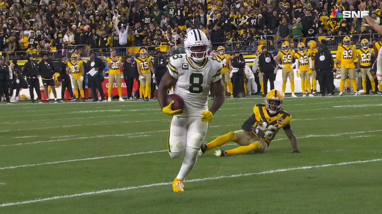 Green Bay Packers running back Josh Jacobs jets into the end zone to ...