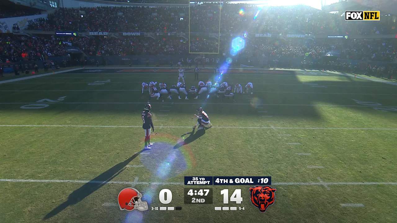 Chicago Bears kicker Cairo Santos's 35-yard FG glances off upright in ...