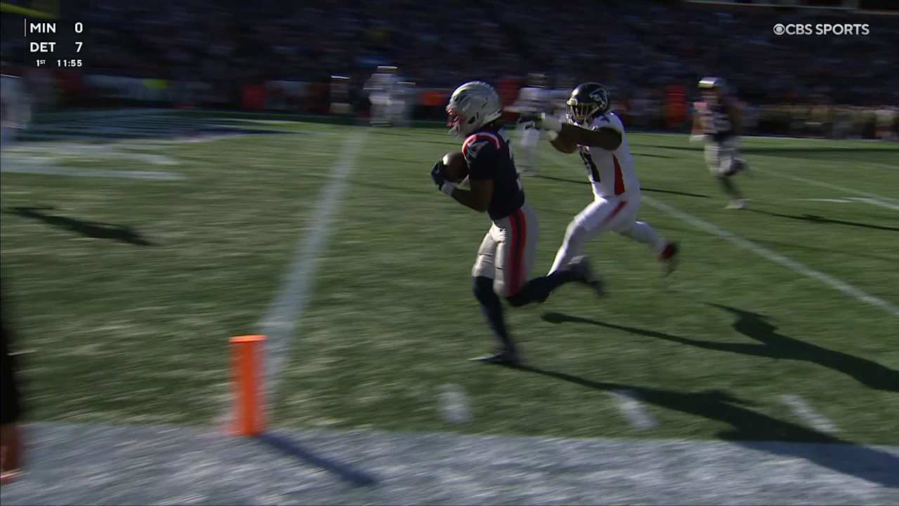 New England Patriots quarterback Drake Maye floats a touchdown pass to ...