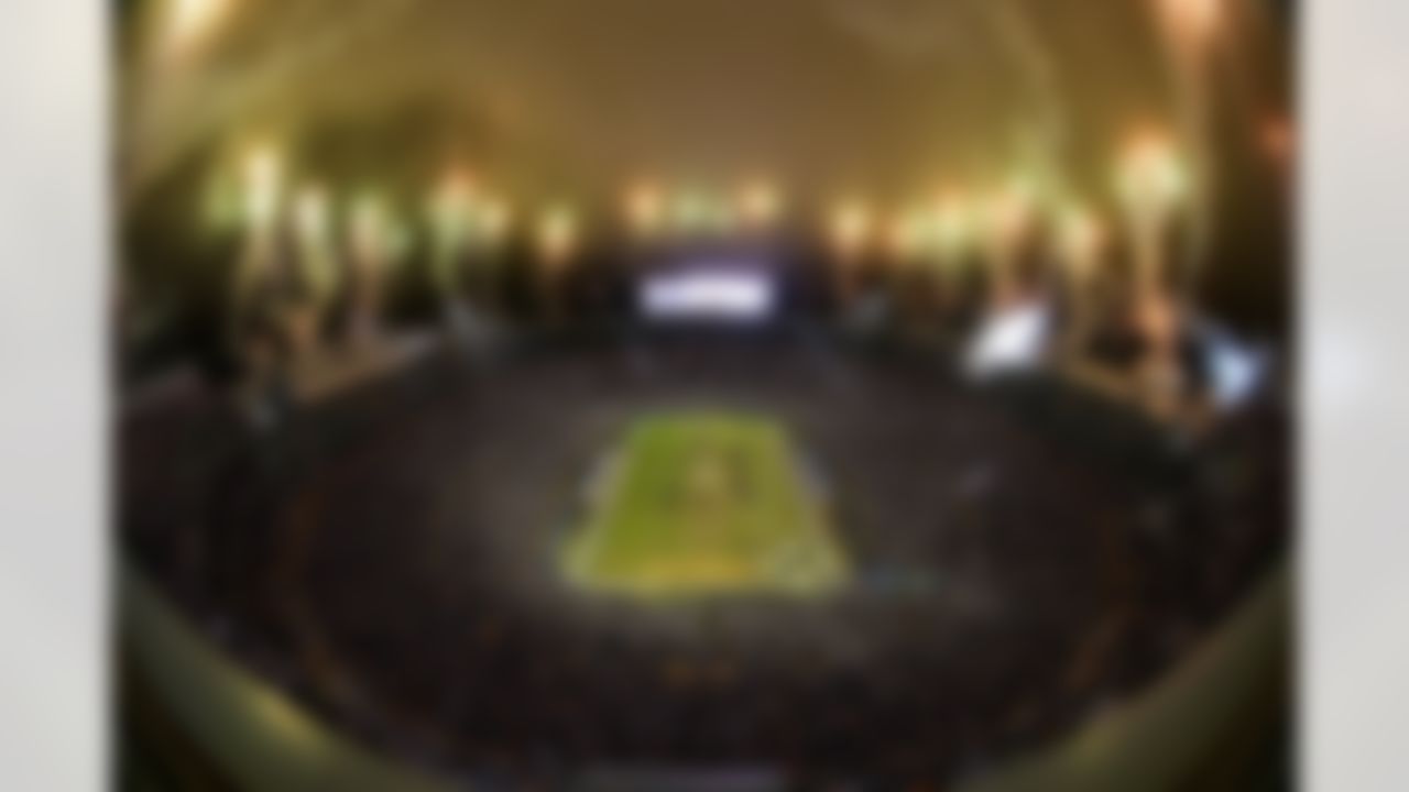 Top 10 Photos from Week 17 of the 2025 Season